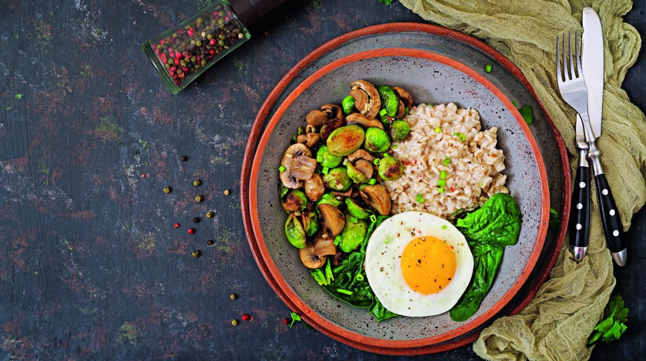 Recept: Pečene prokulice i šampinjoni s zobenom kašom i jajetom na oko ...