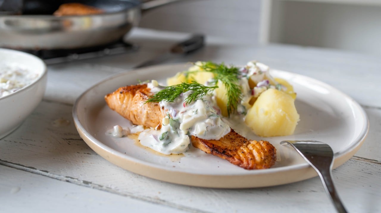 Recept: Filet lososa s kuhanim krumpirom i laganim umakom od jogurta ...