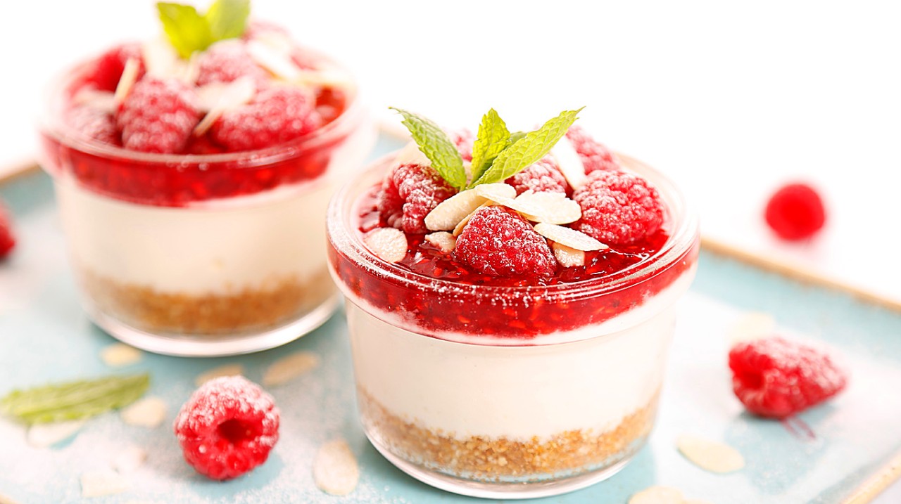 Recept: Cheesecake s malinama i bademima u staklenci | Dobar tek