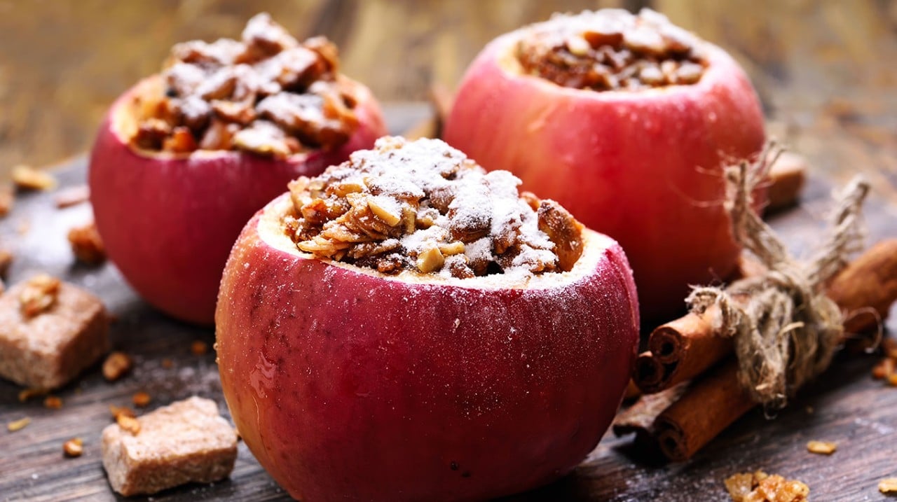 Recept: Jabuke punjene pahuljicama, orasima, lješnjacima i medom ...