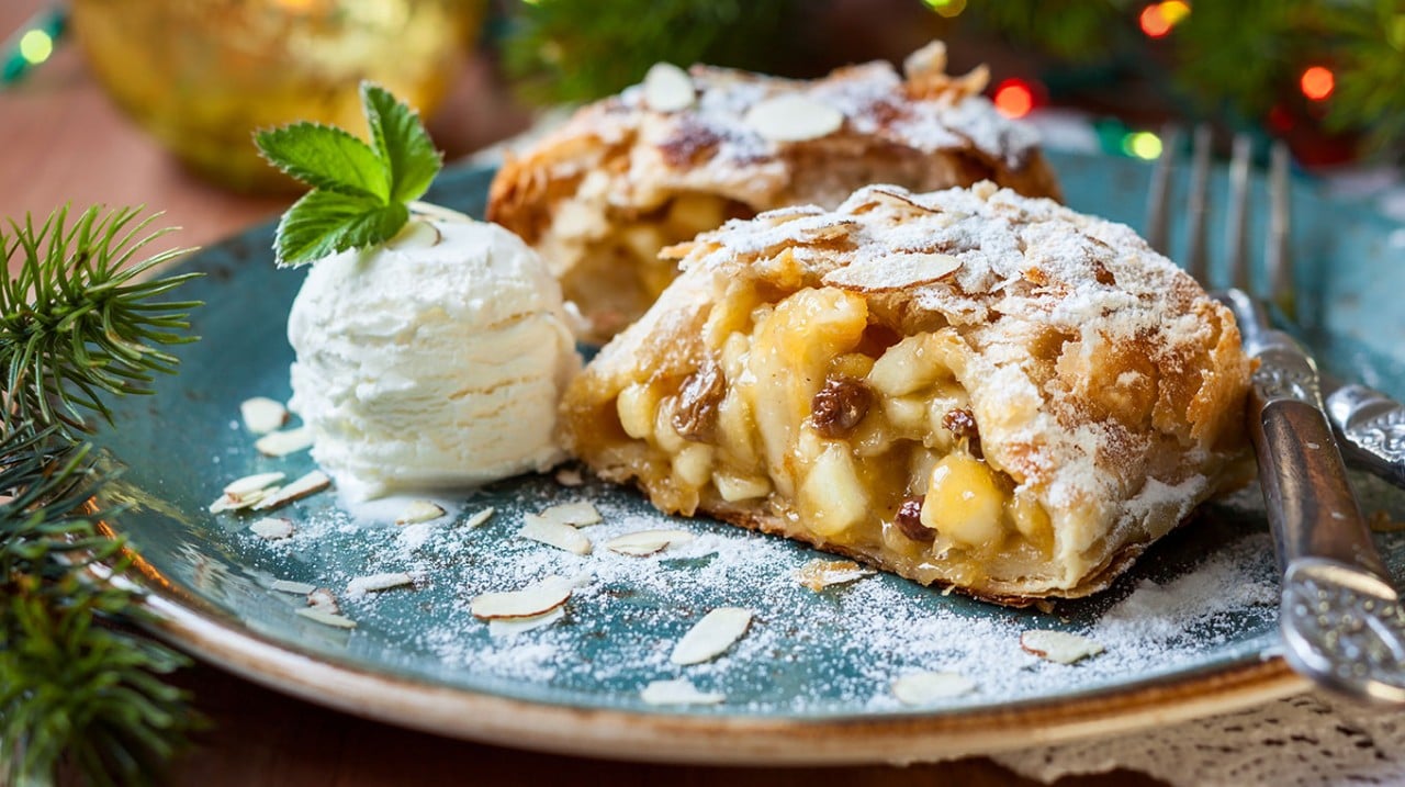 Recept: Tirolska štrudla od jabuka sa sladoledom od vanilije | Dobar tek
