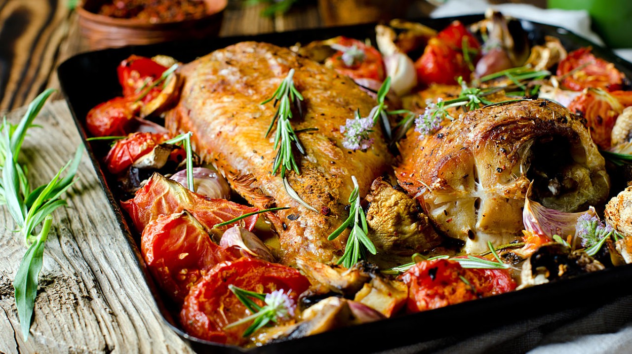 Recept: Brancin na grilu s rajčicom i lukom | Dobar tek