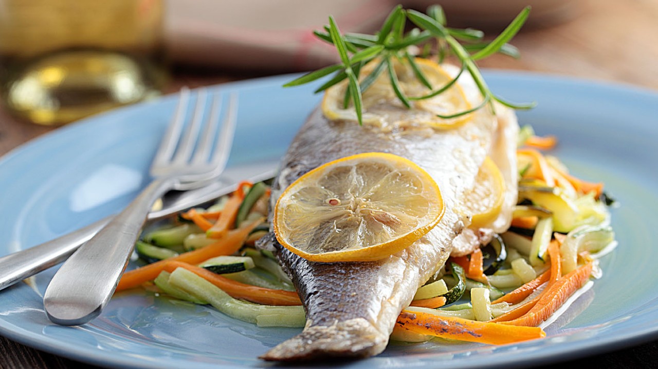 Recept: Brancin na postelji od povrća | Dobar tek