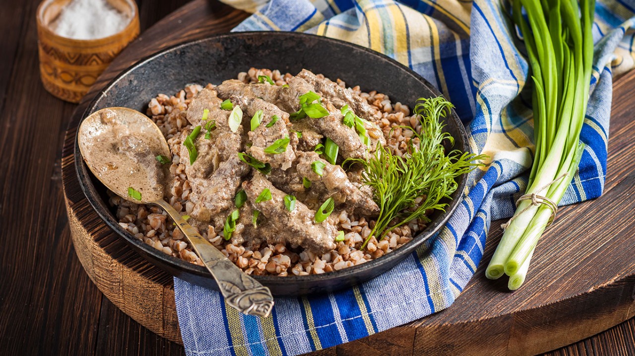 Recept: Juneća jetrica a la Stroganov na heljdinoj kaši | Dobar tek