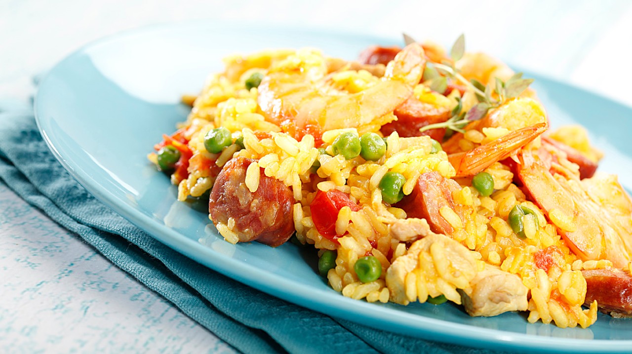 Recept: Paelja sa piletinom, svinjetinom I škampima (kozicama) | Dobar tek