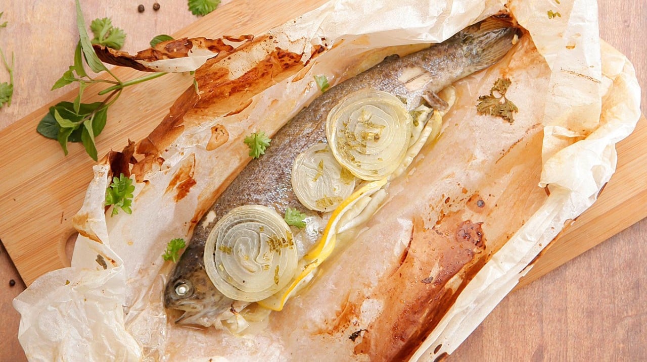 Recept: Pastrve pečene u “škartocu” | Dobar tek