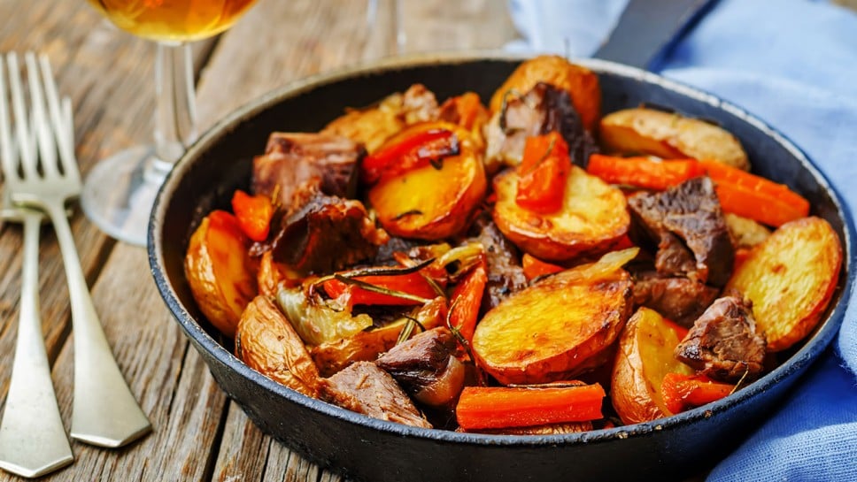 Recept: Pečena svinjetina s krumpirom, mrkvom i lukom | Dobar tek