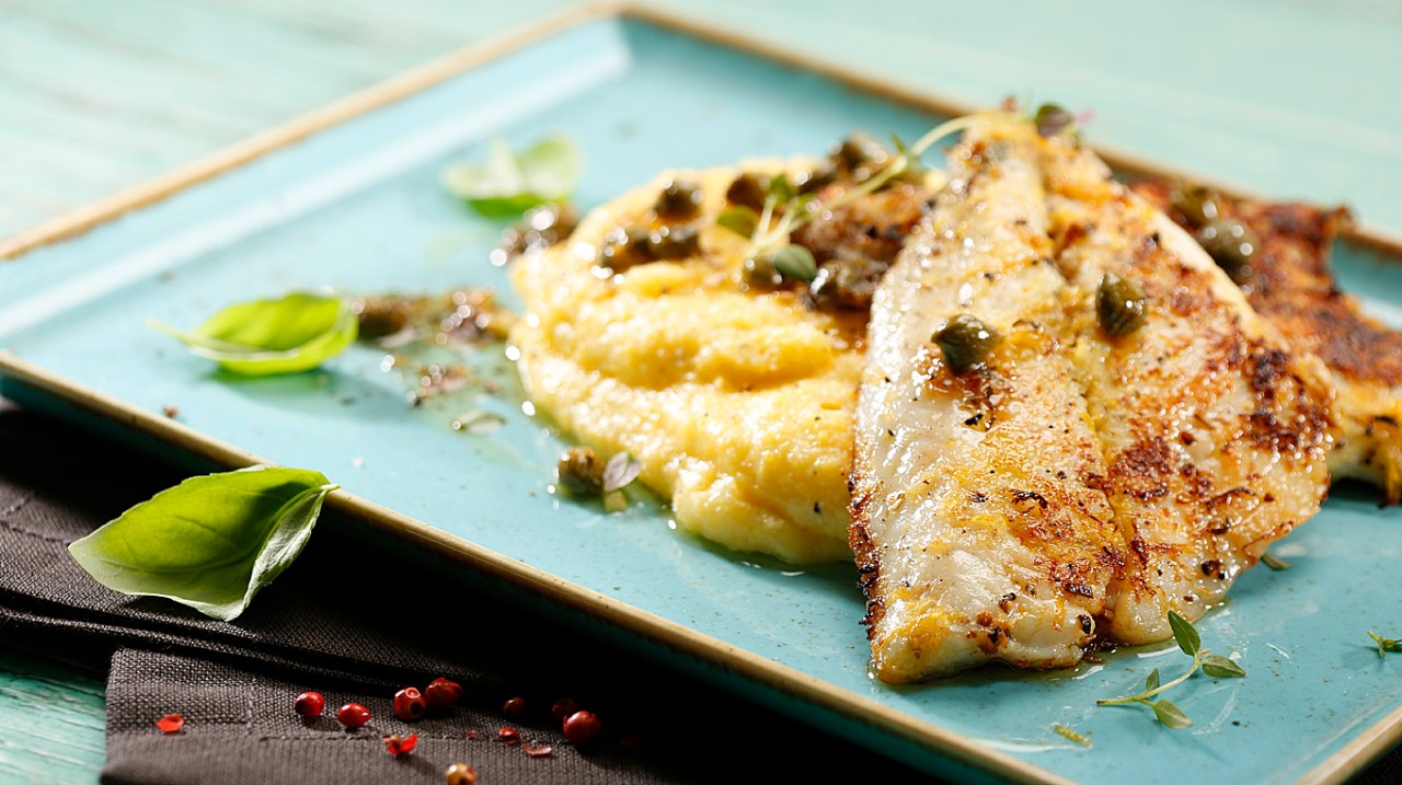 Recept: Prženi fileti orade s kaparima, začinskim biljem i palentom ...