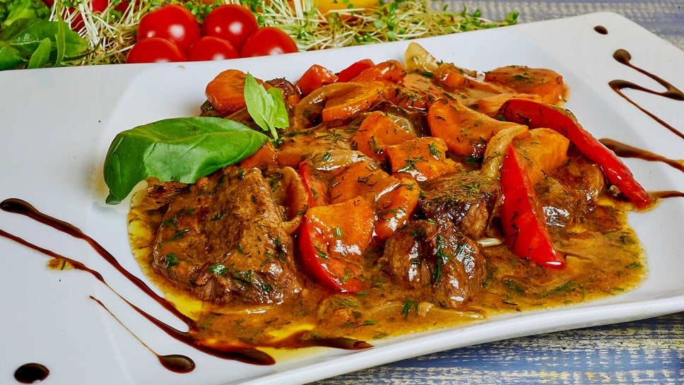 Recept: Svinjetina u umaku s povrćem | Dobar tek