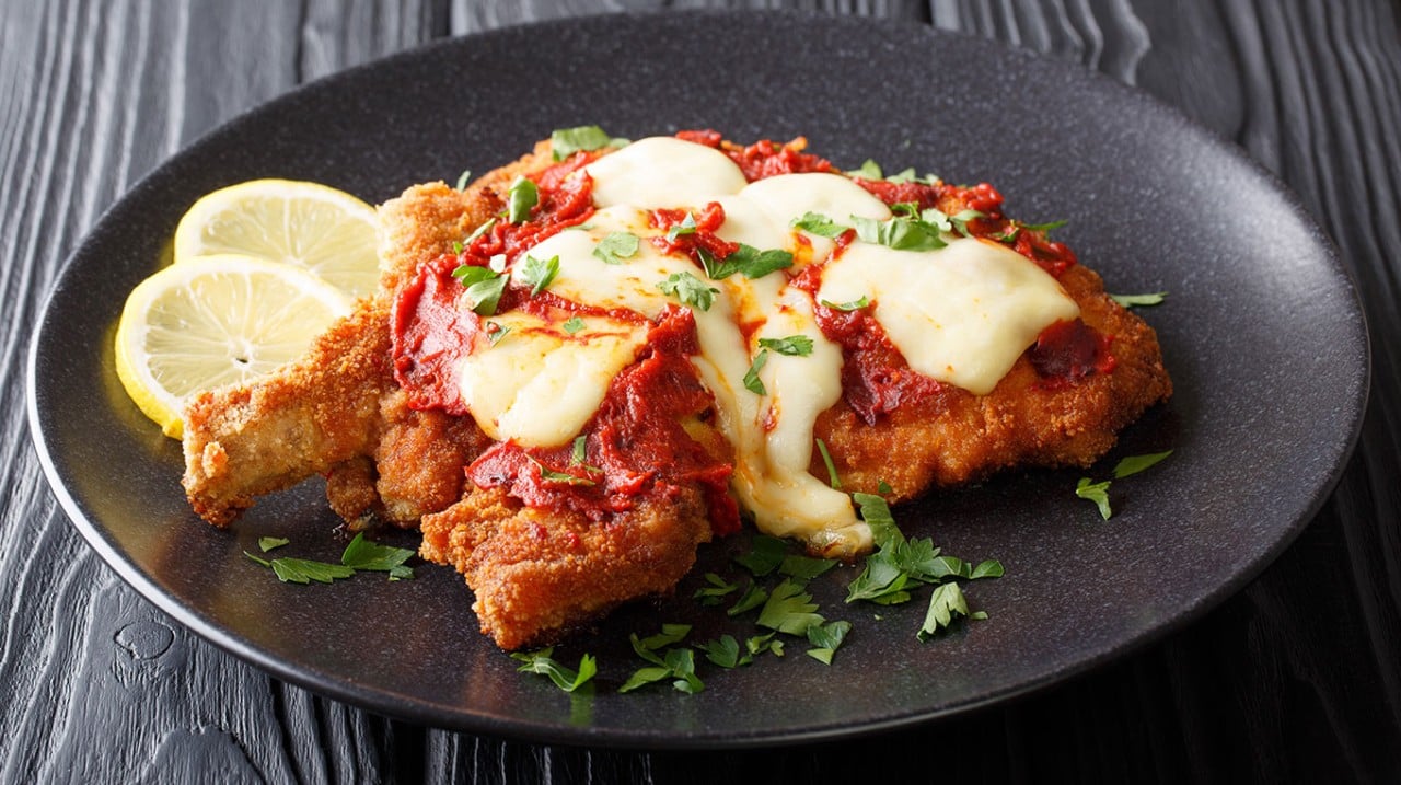 Recept: Teleći kotleti s mozzarellom i umakom od rajčice | Dobar tek