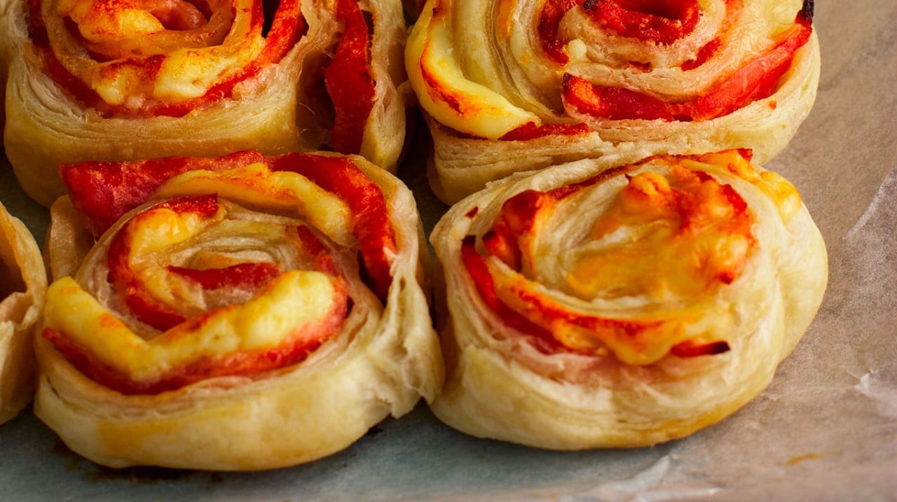 Recept: Rolice od lisnatog tijesta sa šunkom i sirom | Dobar tek