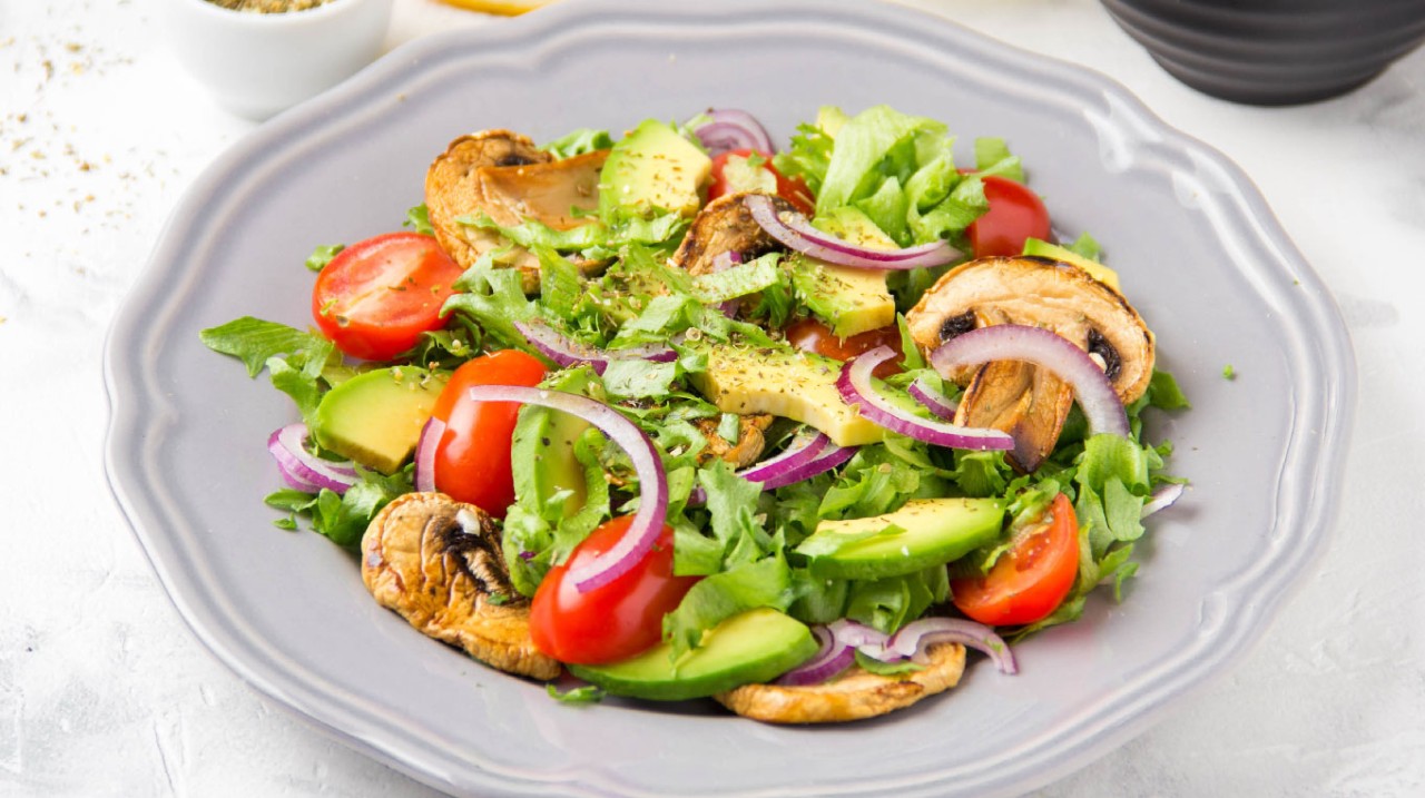 Recept: Jednostavna salata s gljivama, avokadom i rajčicama | Dobar tek