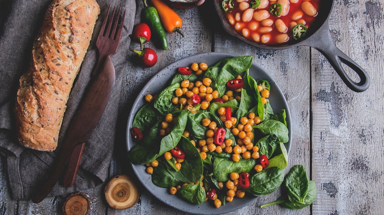 Recept: Salata od slanutka s mladim špinatom i čili papričicom | Dobar tek