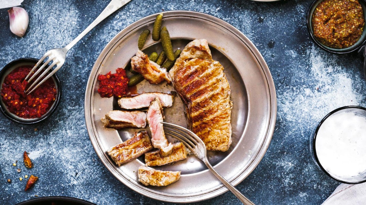 Recept: Teleći kotleti s povrćem i umakom od pečenih paprika | Dobar tek