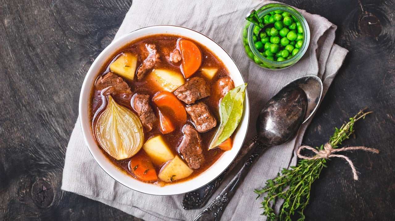 Recept: Goveđi gulaš s krumpirima i graškom | Dobar tek
