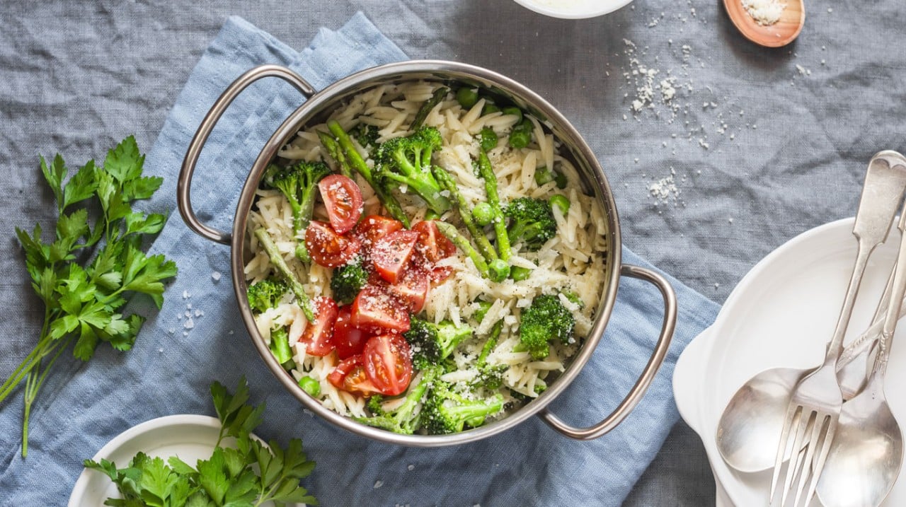Recept: Orzo tjestenina sa šparogama, brokulom, graškom i rajčicom ...