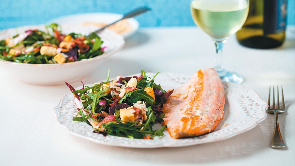 Recept: Filet losos pastrve sa salatom | Dobar tek