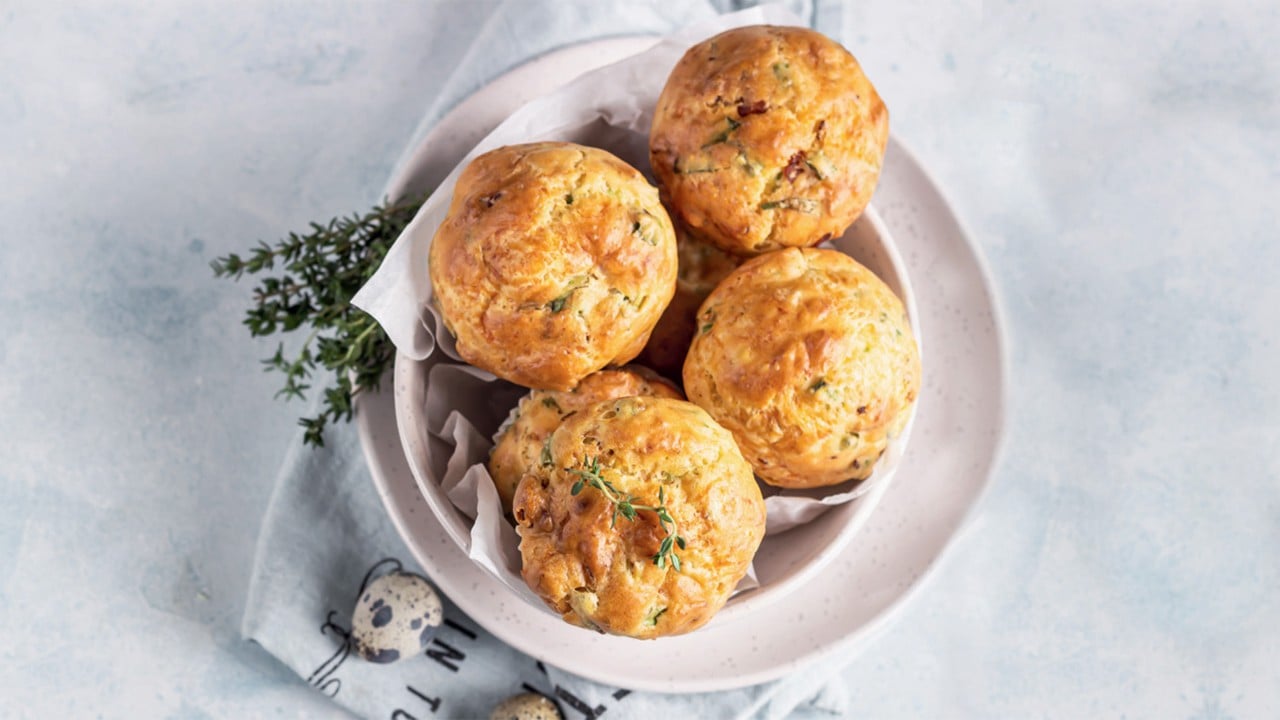 Recept: Muffini sa sirom, šunkom i prepeličjim jajima | Dobar tek