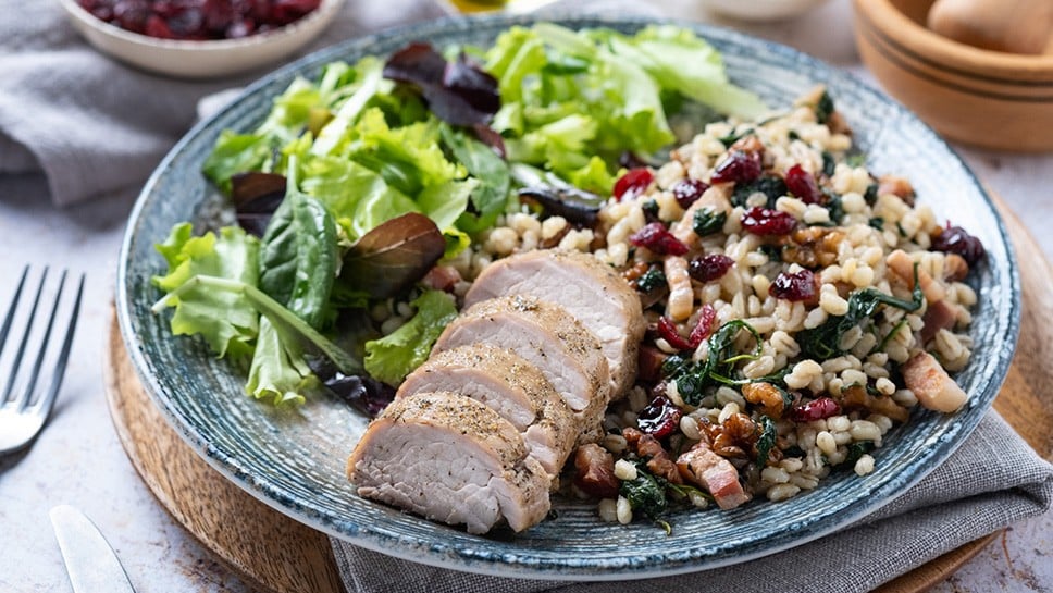 Recept: Svinjski file s ječmom, špinatom i orasima | Dobar tek