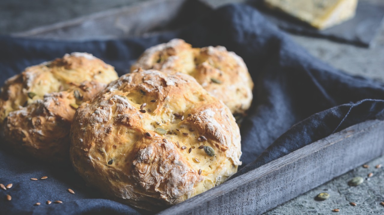 Recept: Irski kruh s roquefortom i sjemenkama buče i lana | Dobar tek