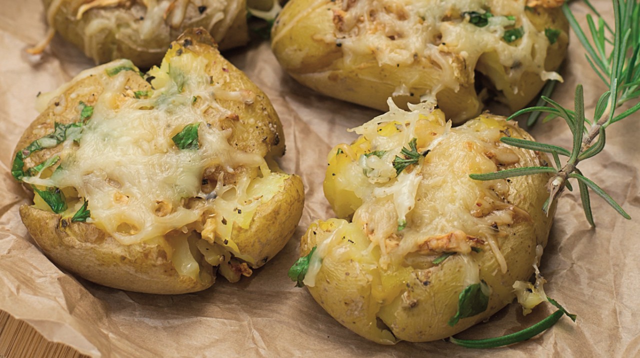 Recept: Krumpir zapečen sa sirom, ružmarinom i peršinom | Dobar tek