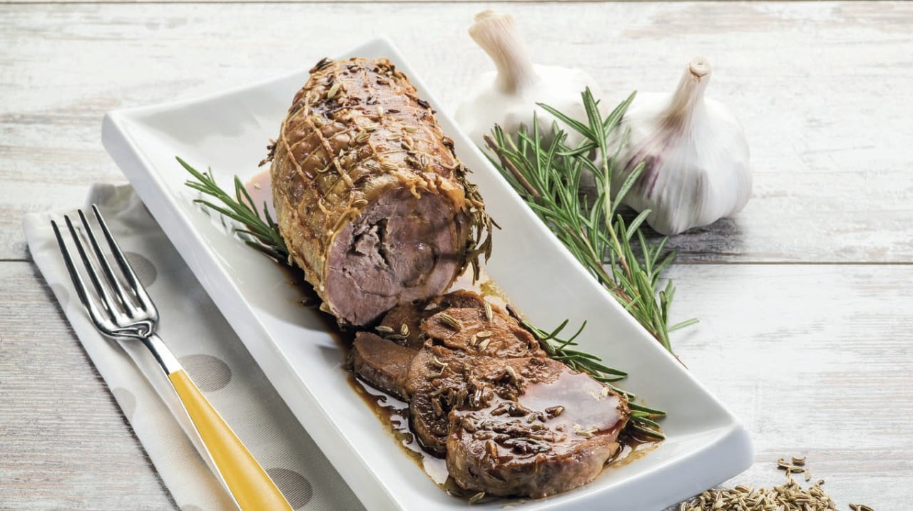 Recept: Rolana janjetina s ružmarinom i sjemenkama komorača | Dobar tek