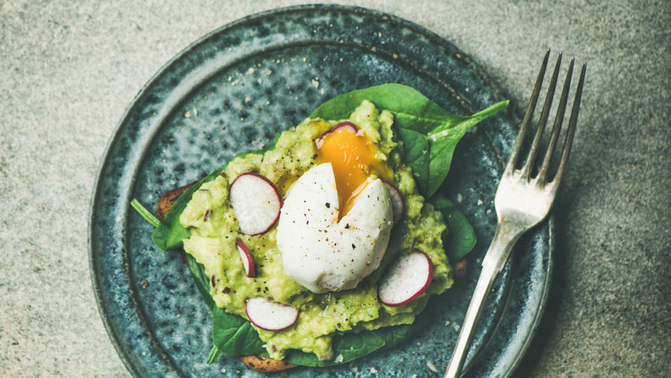 Recept: Tost s avokadom, špinatom i poširanim jajetom | Dobar tek