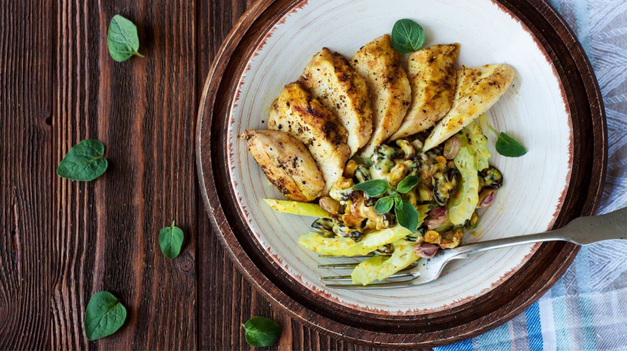 Recept: Piletina sa salatom od celera i pistacija | Dobar tek