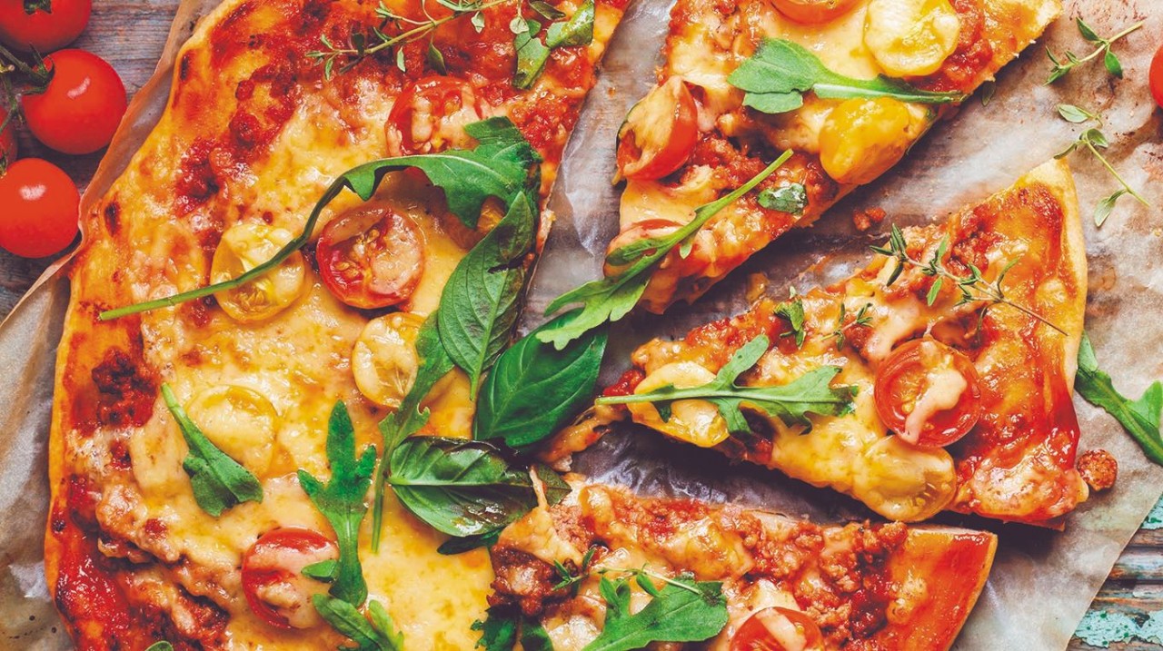 Recept: Pizza s bolonjez umakom i mini rajčicama | Dobar tek