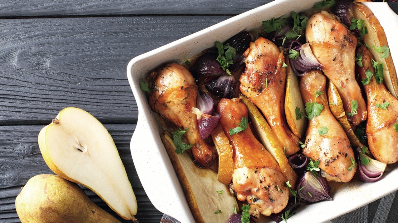 Recept: Pečeni pileći bataci s kruškom i lukom | Dobar tek