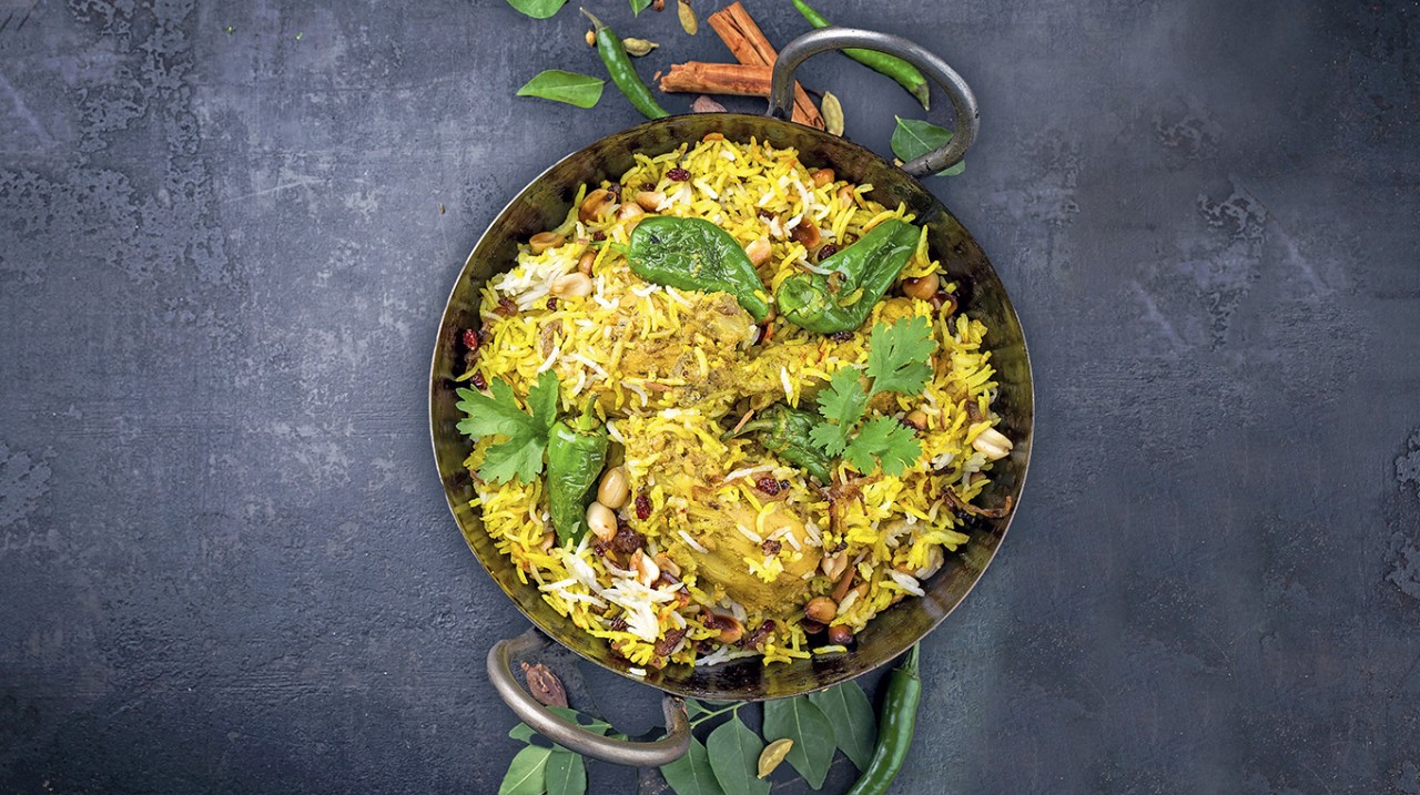 Recept: Indijska riža s piletinom, grožđicama i indijskim oraščićima ...