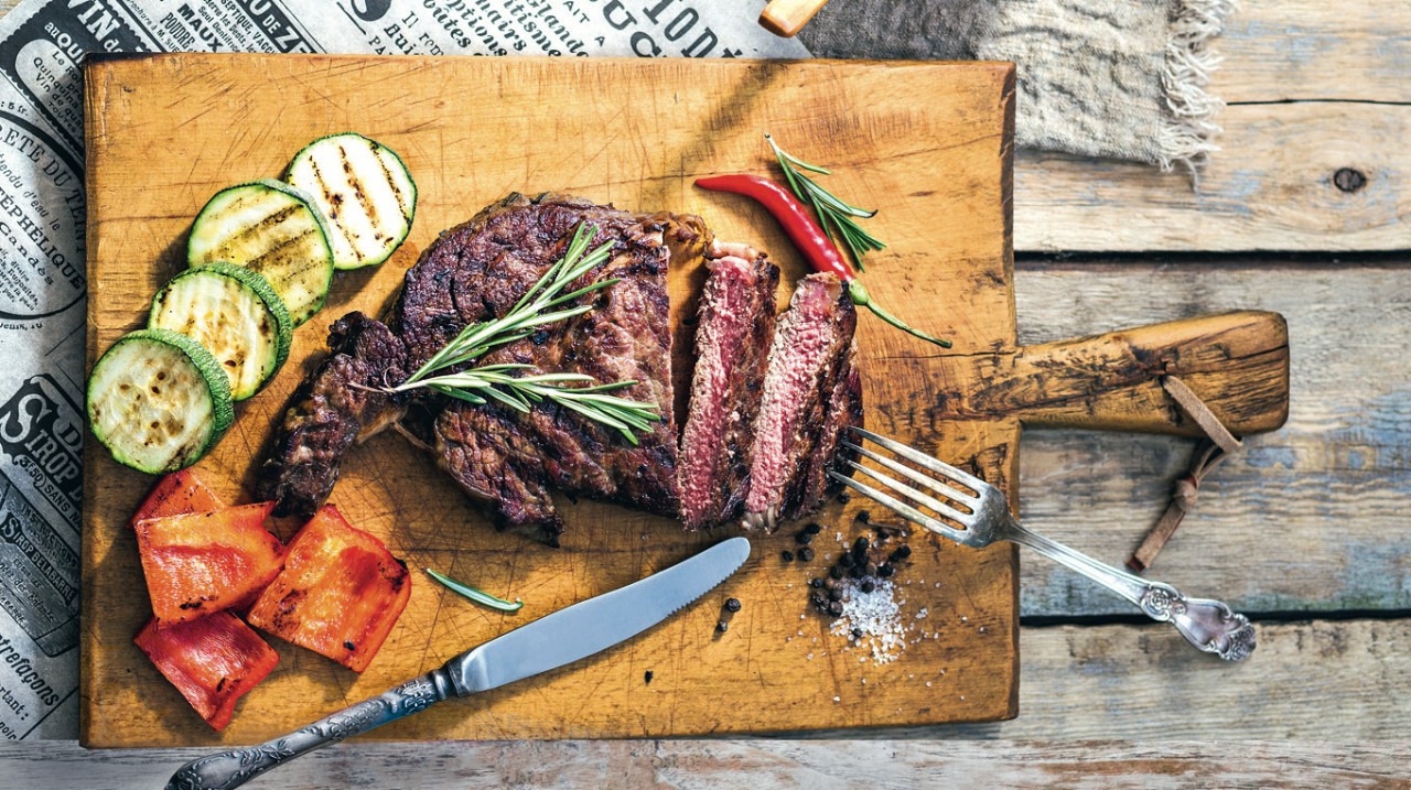 Recept: Ribeye steak s grillanim tikvicama i paprikom | Dobar tek