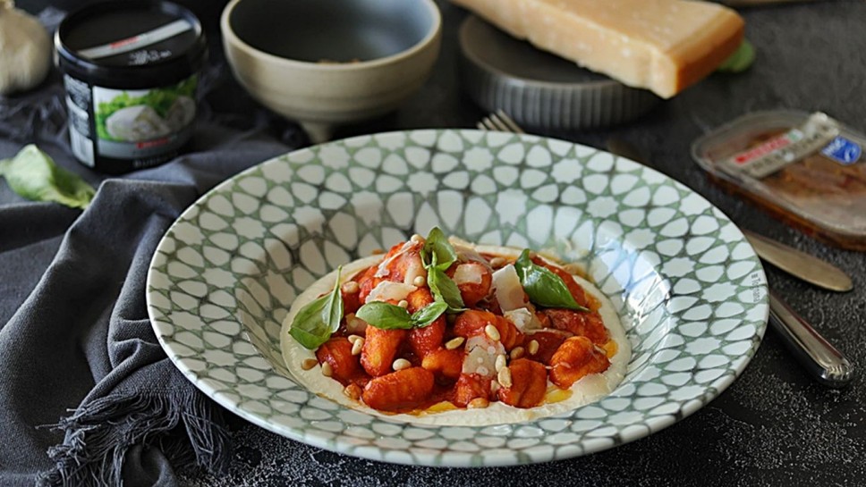 Gnocchi u umaku od rajčica i inćuna na kremi od burrate