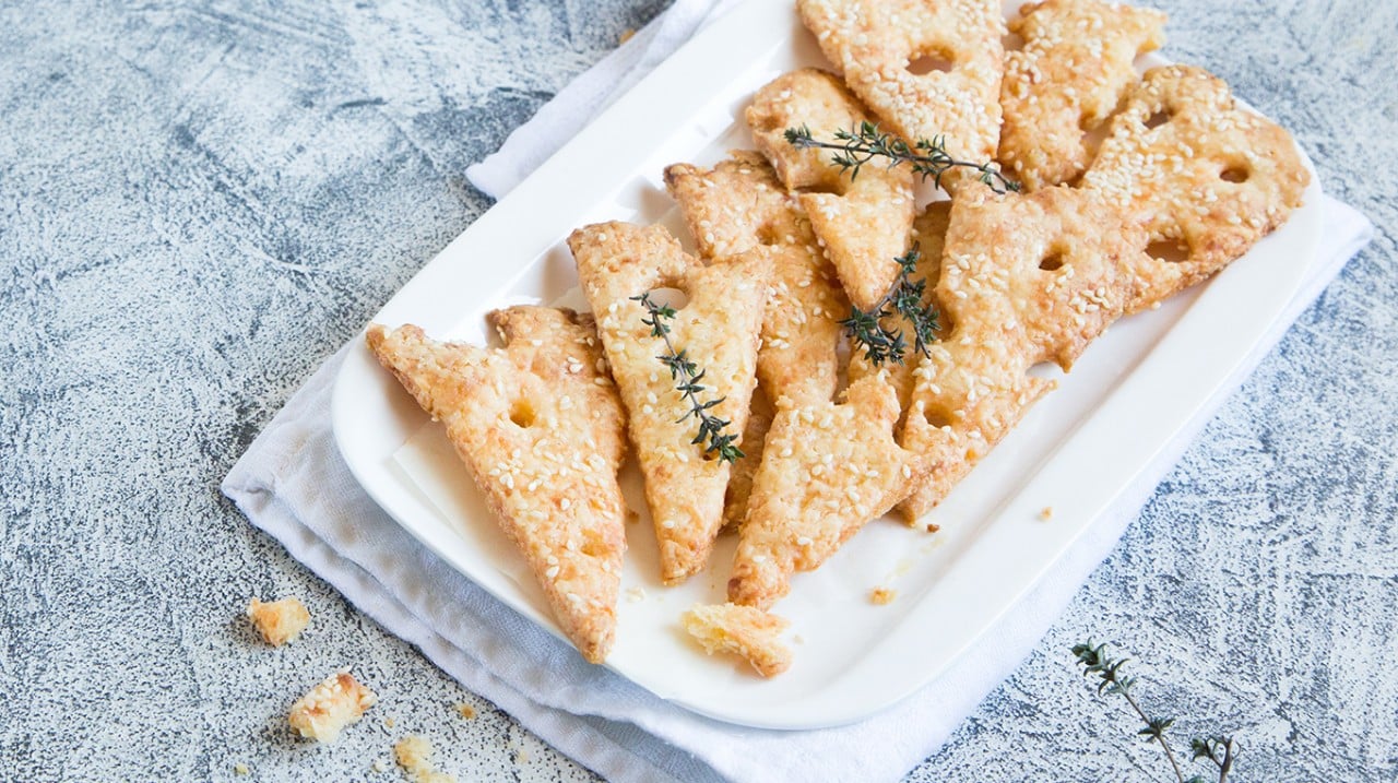 Recept: Jednostavni krekeri sa sirom i sezamom | Dobar tek