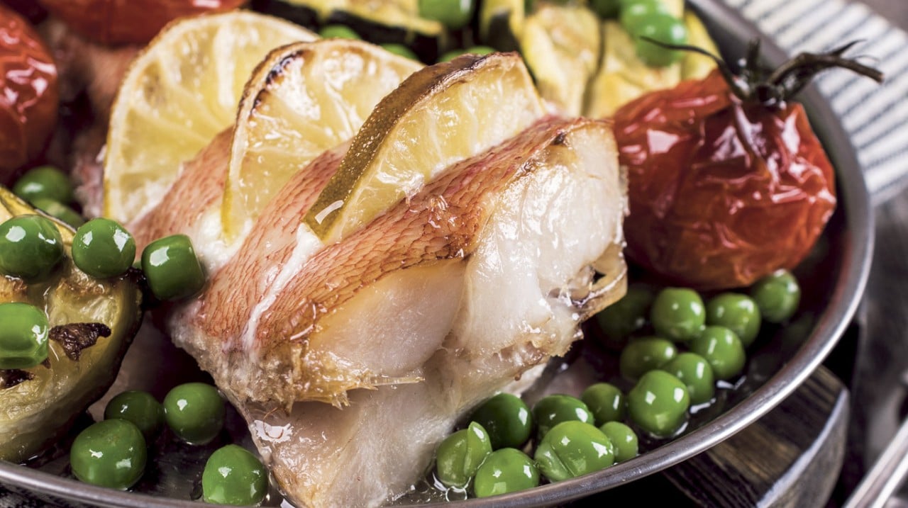 Recept: Pečena riba s limunom i povrćem | Dobar tek