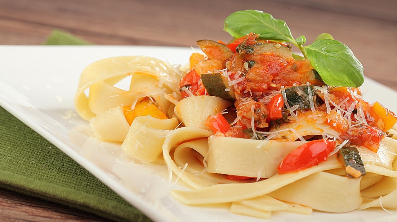 Recept: Široki domaći rezanci s povrćem | Dobar tek