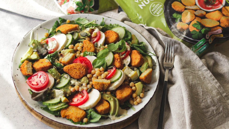 Recept: Salata s vegan nuggetsima, vegan mozzarellom i caesar ...
