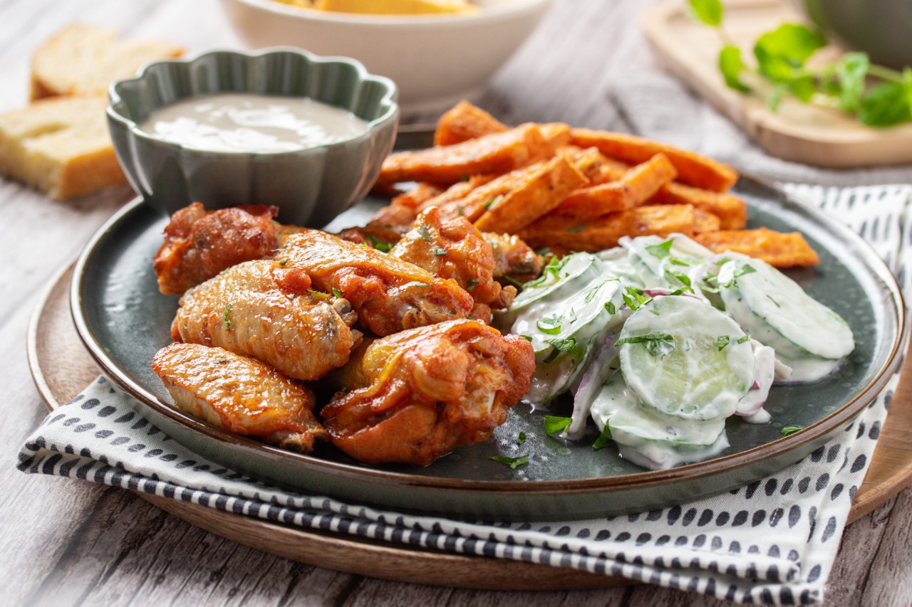 Recept: BBQ Pileća krilca s batatom i salatom od krastavca | Dobar tek